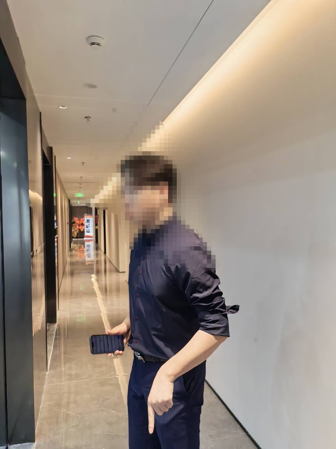 武汉一男子疑凌晨丢烟头引燃写字楼 ，喷淋漫水致电梯故障_直击现场_澎湃新闻-The Paper