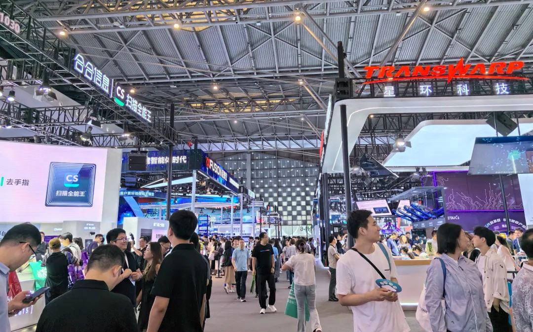 WAIC 2025扫馆直击：机器人调酒、AI戴眼镜、全双工对话…...未来生活已“上线”_澎湃号·媒体_澎湃新闻-The Paper