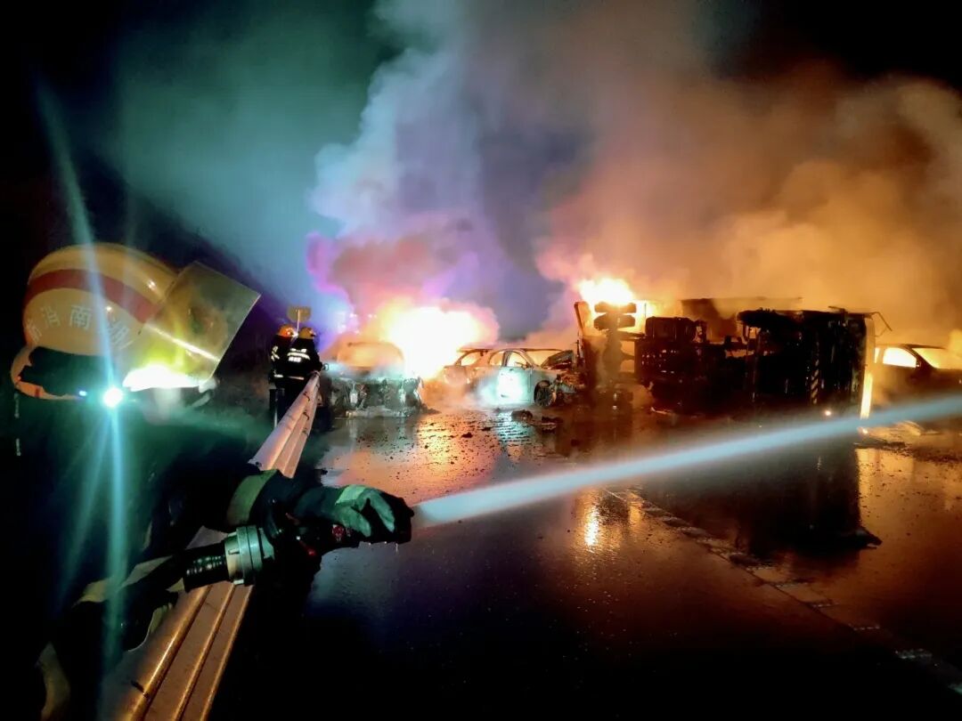 醴娄高速突发！装载烟花爆竹货车侧翻起火，引燃后方8台小车_澎湃号·政务_澎湃新闻-The Paper
