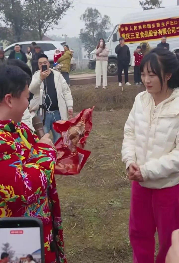 女子不会杀猪网上求助，上千人驱车来帮忙，10万人在线围观_澎湃号·湃客_澎湃新闻-The Paper
